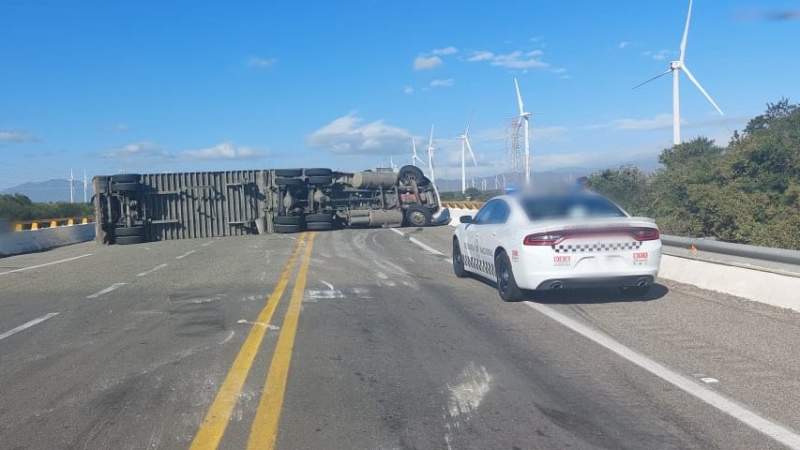 Dos trailers volcaron este miércoles en el Istmo por fuertes vientos ... Dos trailers volcaron este miércoles en el Istmo por fuertes vientos ...
